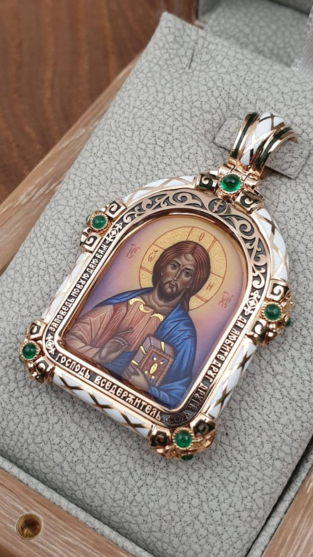 Ювелирная подвеска с иконами