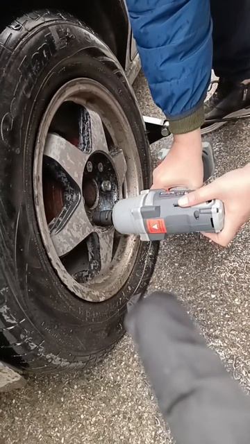 Откручиваем перетянутые колесные гайки Гайковертом FTL EVO 850 Nm.