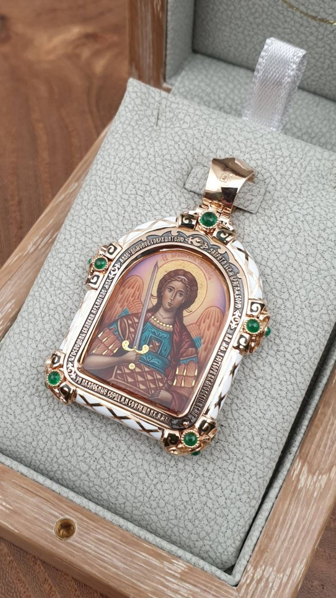 Двухсторонняя подвеска с образами Господа Вседержителя и Архангела Михаила