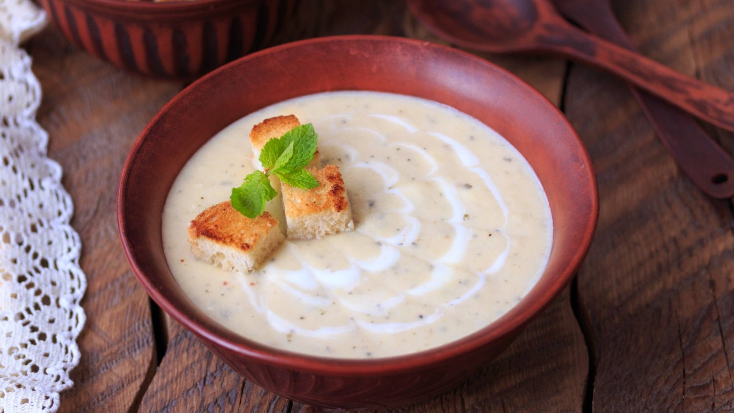 Двойной лук + картофель + сливки = самый уютный крем-суп этой осени!