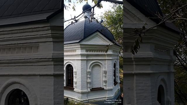 Воскресный осенний день на территории Свято-Благовещенского Киржачского монастыря