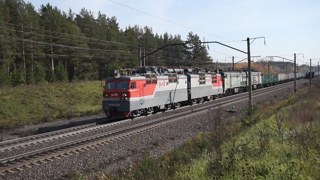 Электровоз ВЛ80С-010 с перегоняемым тепловозом 2ТЭ10М-3541 в составе поезда.