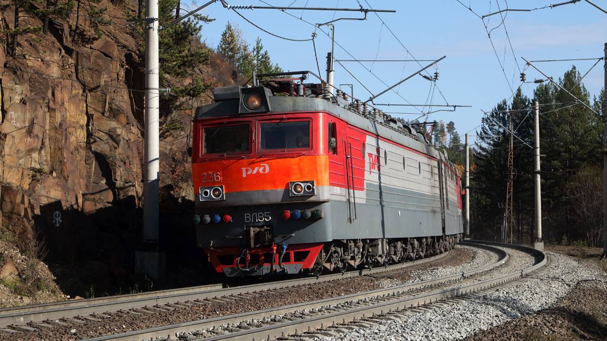Поезда с толкачами и без на перевальном участке, большое разнообразие локомотивов