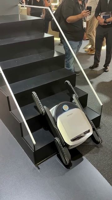 Необычный робот-пылесос с ногами