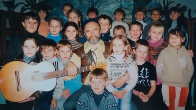 В описании стихи Владимира Бездуганова ко дню учителя