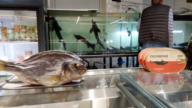 Многообразный выбор рыбной продукции на Рогожском рынке. Выглядит очень эпично и полезно.