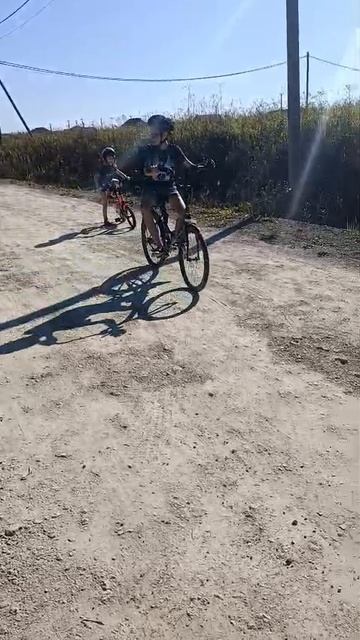 Максим ловко катается на велосипеде