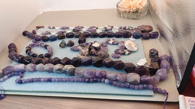 Демонстрация камушков и камней натурального аметиста,имеющихся у меня .
Немного о аметисте