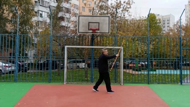 Упражнения с ротанговым шестом 140 см на спортплощадке (8)