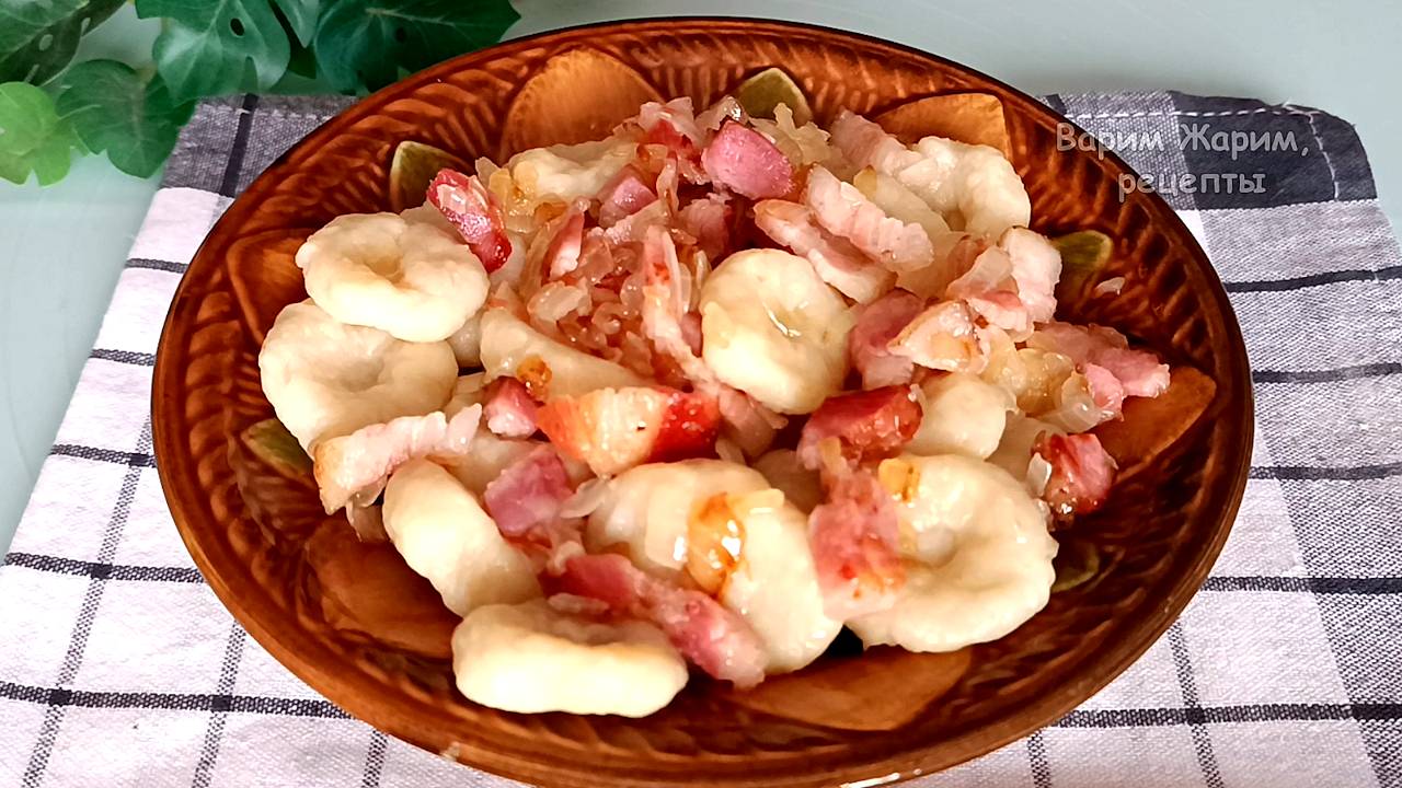 📌 Ленивые вареники из картошки с зажаркой из лука и копчёной грудинки. Блюда из картофеля