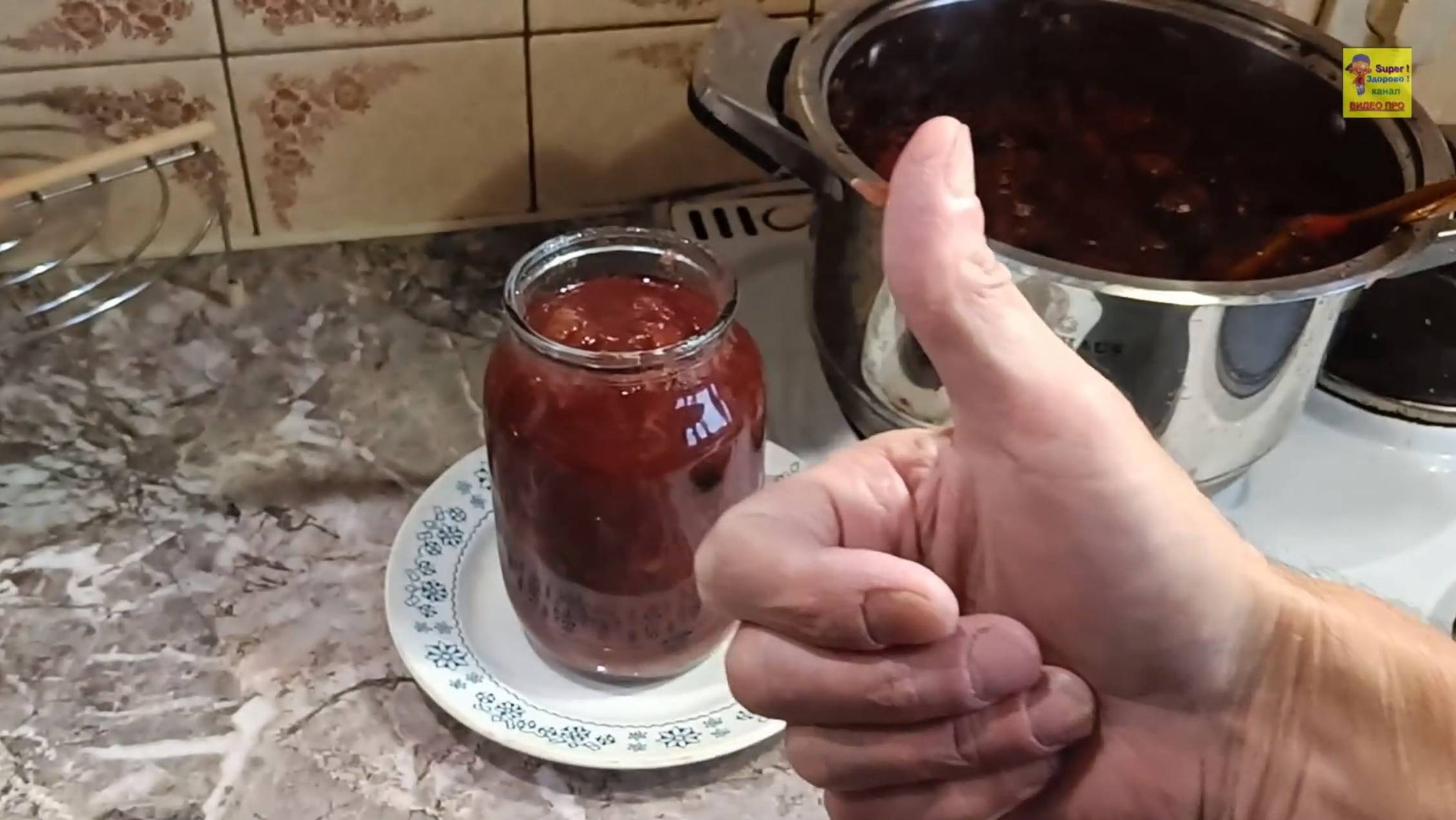 Яблочное варенье с добавлением вишни и черноплодной рябины