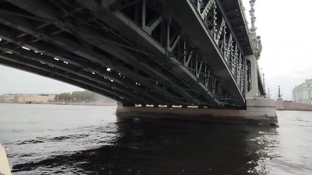 На катере по Неве. Троицкий мост. 05.10.25.