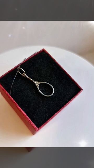 Подвеска. Теннисная ракетка с 1 камнем, серебро, родирование.Размер 27х10х2 мм