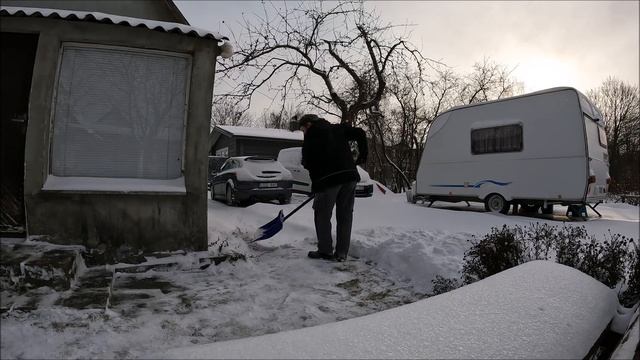 Снег, соль и кошачий наполнитель !!!