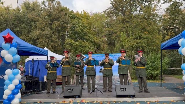 марш-песня "Москва майская" (Утро красит нежным светом...) - военный оркестр в Москве