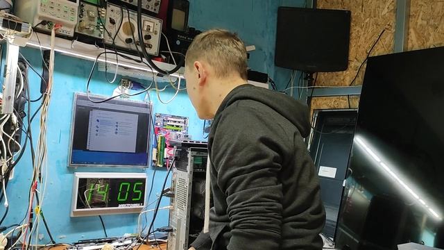 ЗАВЕРШИЛИ СБОРКУ ПК НАКАТИЛИ ВИНДУ И ДРАЙВЕРА