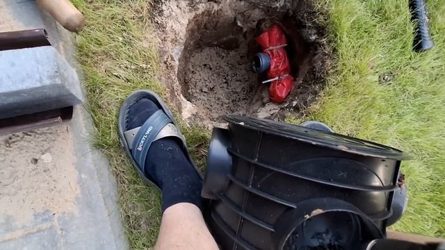 Дождеприемник установил под слив с арочного навеса.