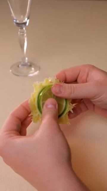 Украшаем бокал цитрусовыми. 11 Солнышко из лайма.