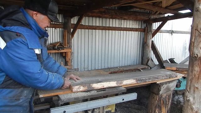 Пропустил доски вот на такой приспособе