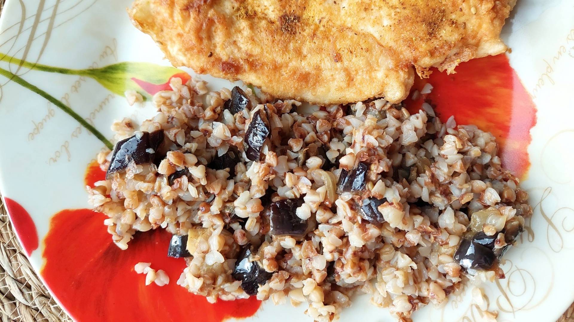 Гречнева каша с ароматной поджаркой из баклажана. Овощи прекрасно обменялись вкусами с гречкой.