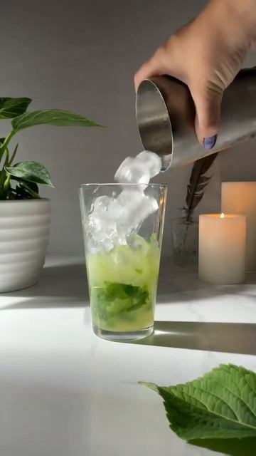 Украшение бокала огурцом.