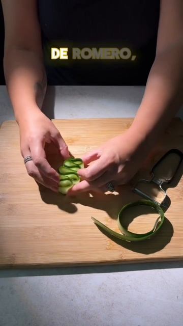 Украшение бокала цитрусовыми, огурцом и ягодами.