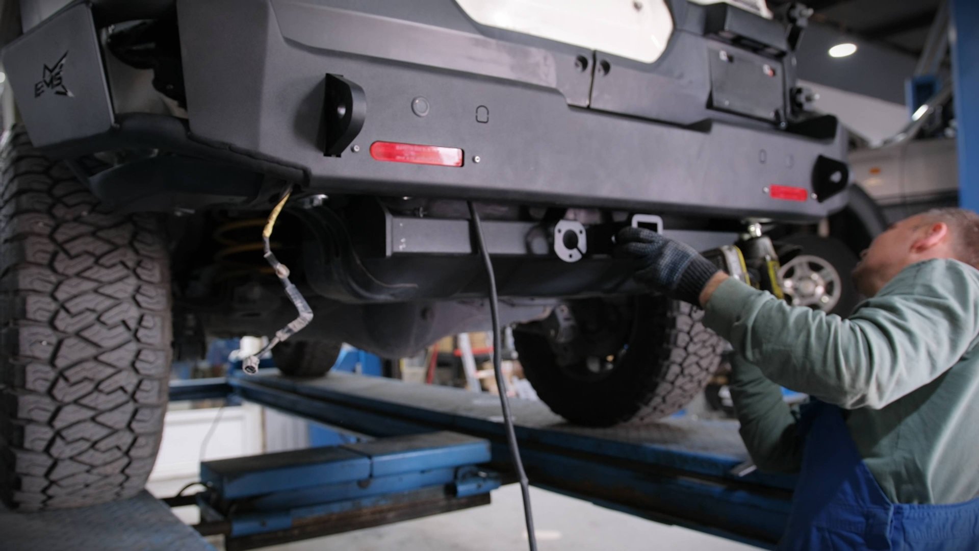 Установка заднего силового бампера BMS ALFA для Тойота FJ Cruiser