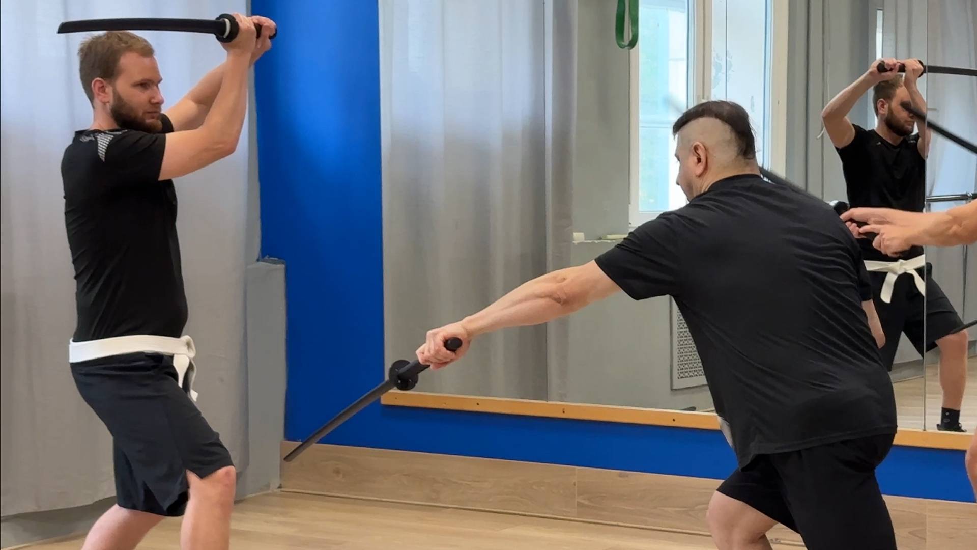 Удар мечом катана по ноге сунэ аши маваси дзёгэ о-гири в школе японского фехтования Katana Club