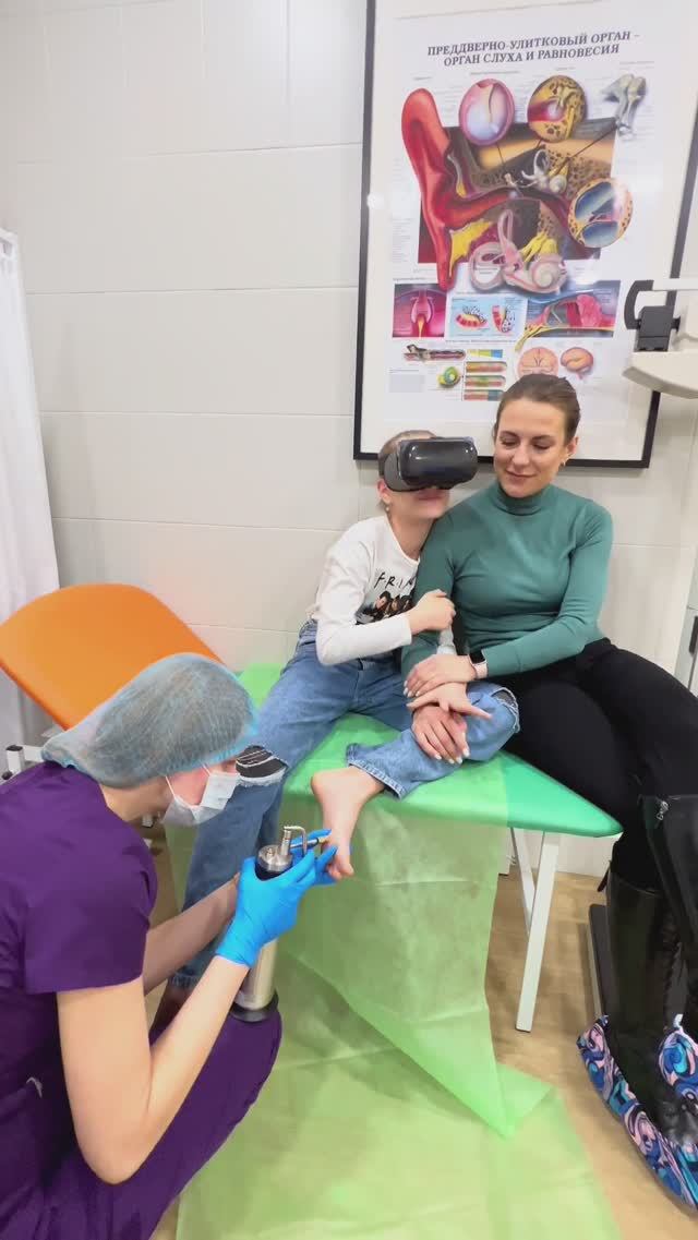 Процесс удаления бородавки у ребенка