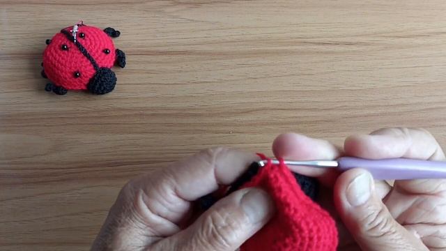 Божья коровка, игрушка крючком.