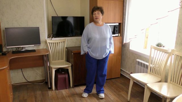 Свободная блузка и брюки из джерси с лампасами .