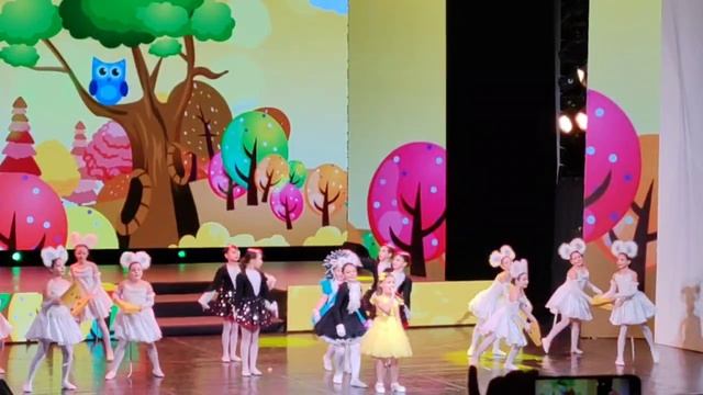 Вокально-хореографический номер «Откуда дырки в сыре»