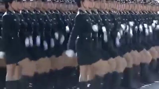Прохождение торжественным маршем под песню "Катюша" девушек армии КНР