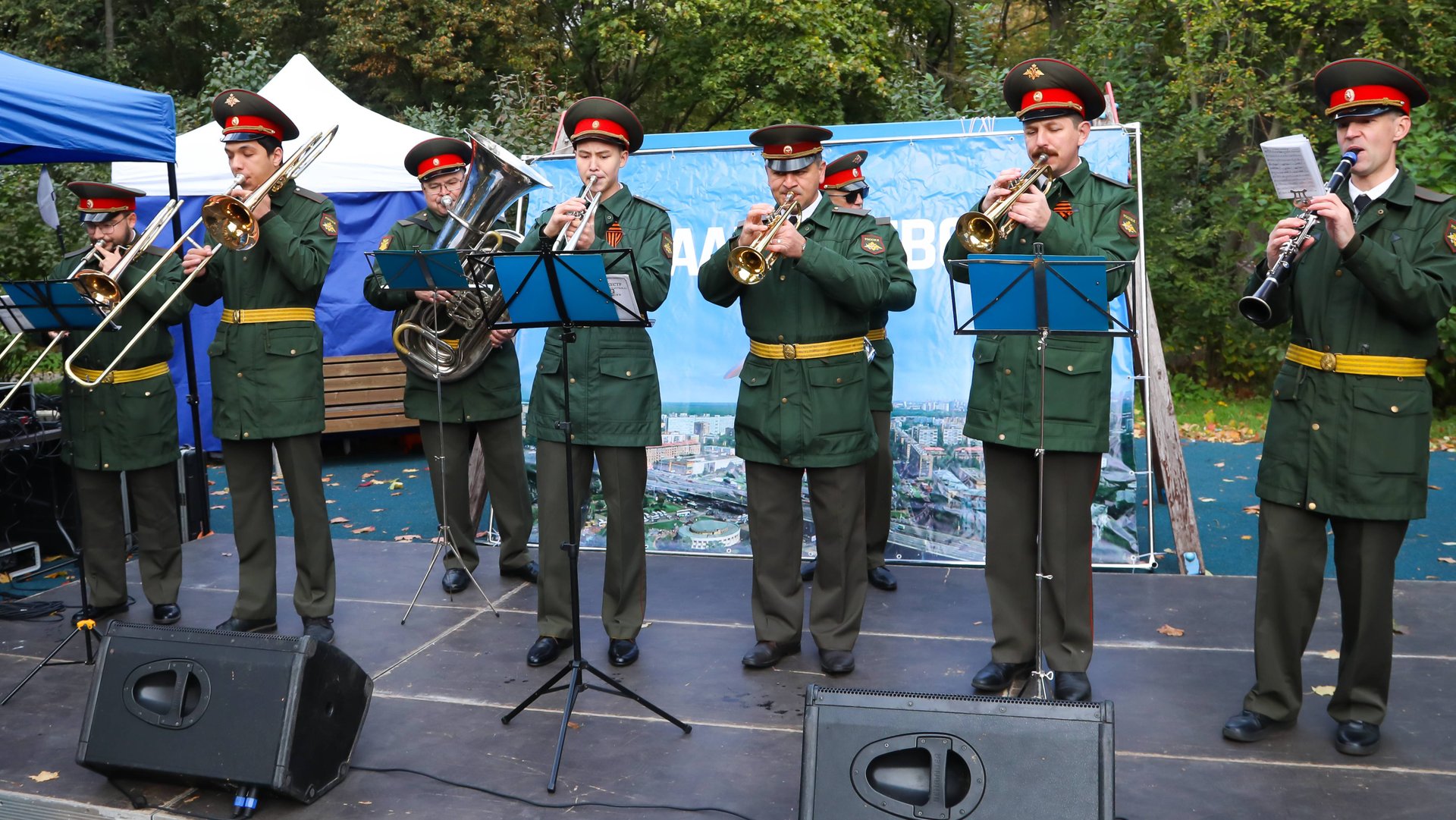 песня "Я шагаю по Москве" - военный духовой оркестр