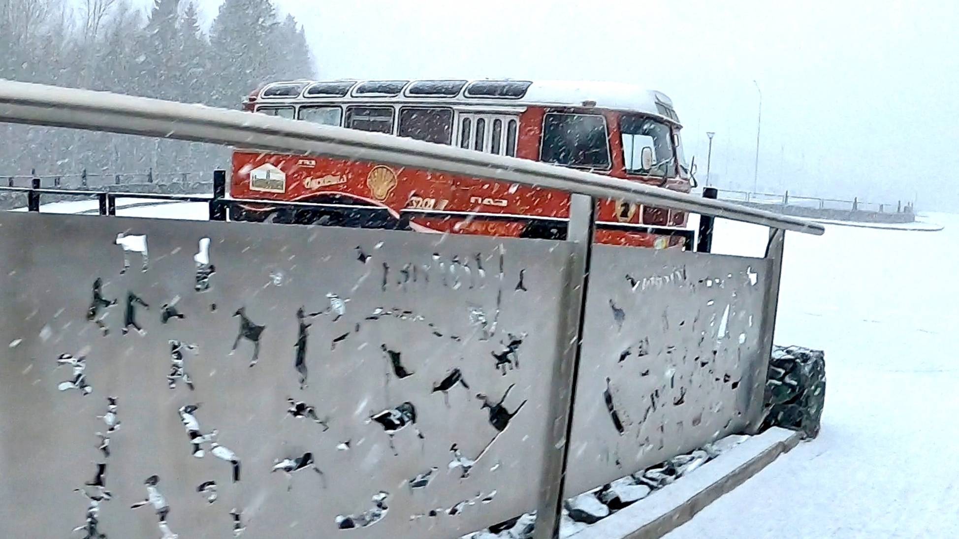 35. ПАЗ 3201 ОТДЫХАЕТ А Я РАЗГЛЯДЫВАЮ ПЕТРОГЛИФЫ