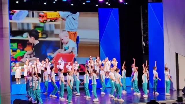 Вокально-хореографический номер «Сердце отдаю детям»