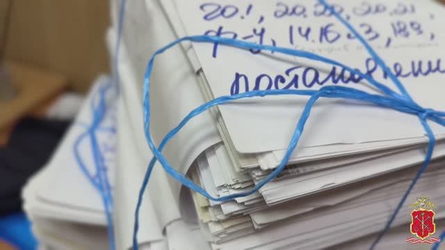 Сотрудник отдела исполнения административного законодательства и 2 собаки