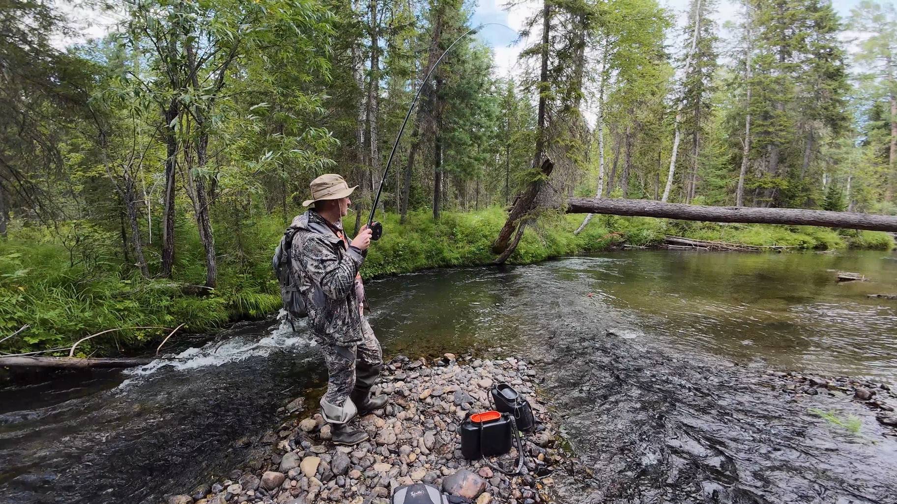 Река кишит хариусом, но клюет не у всех/ Таежное эльдорадо.
