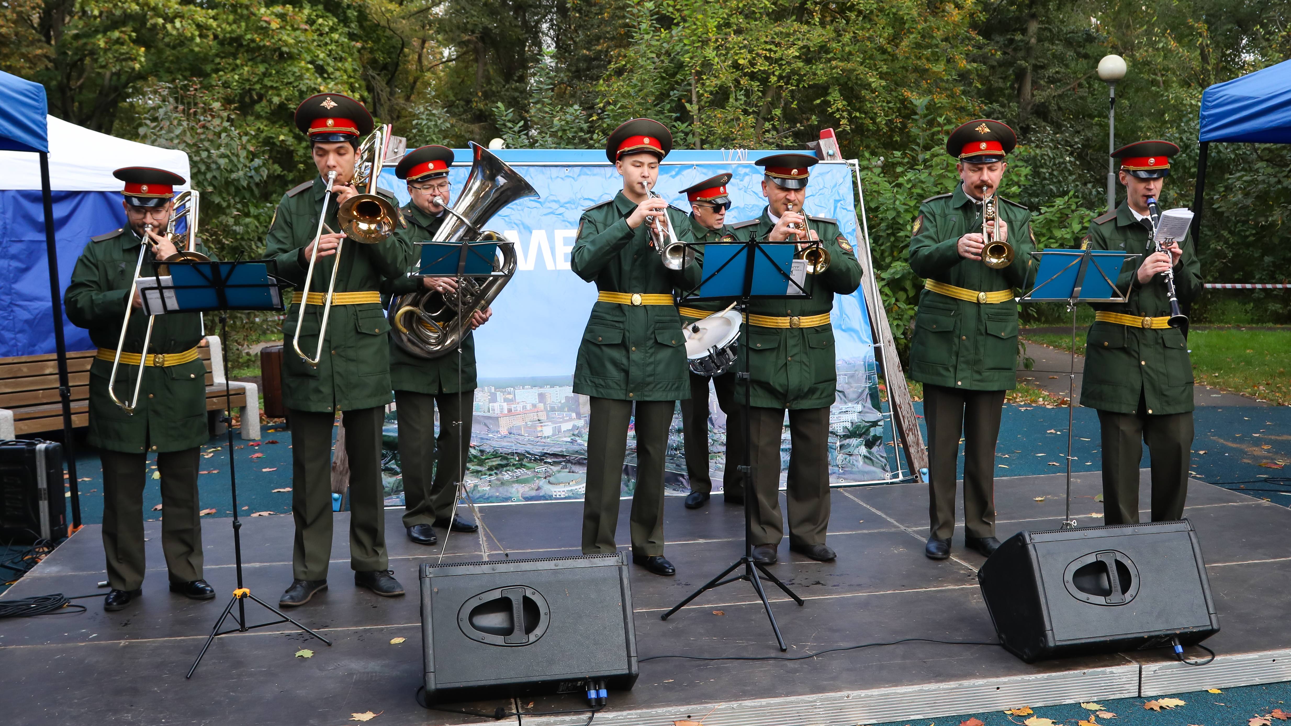 Музыка из советских фильмов - исполняет военный духовой оркестр
