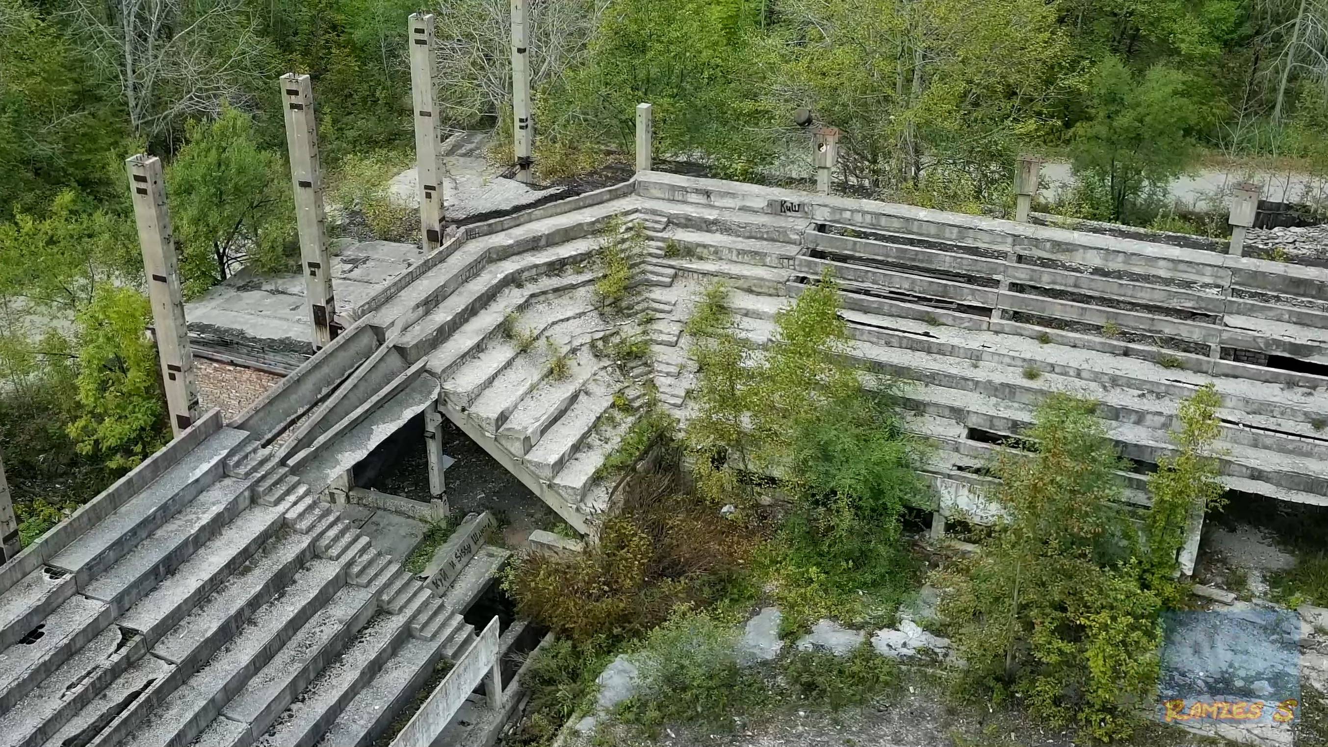 Развалины ледовой арены в Дальнегорске.