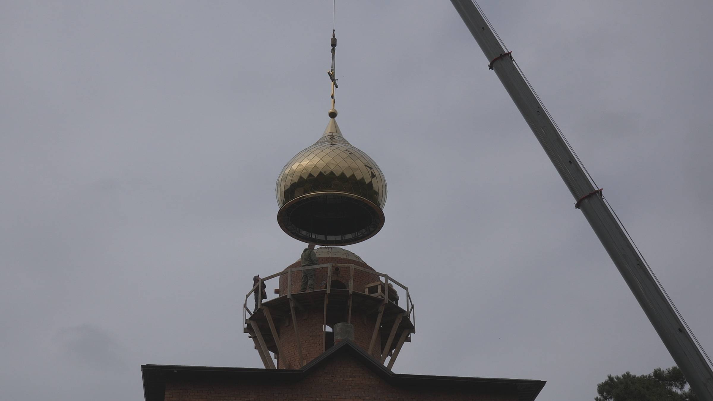 Купол водрузили на храм в станице Старопавловской