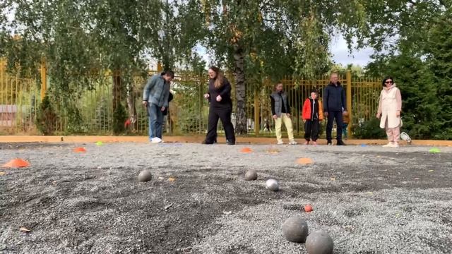 Игры по игре в петанк в парке 50-летия Октября г. Москвы
