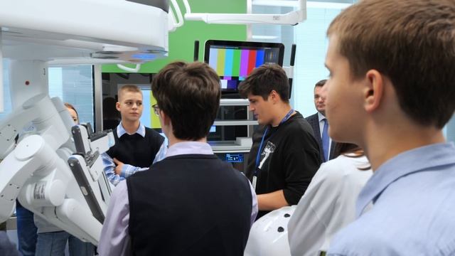 Ученики Медицинского предуниверсария «Импульс» знакомятся с роботической хирургией будущего