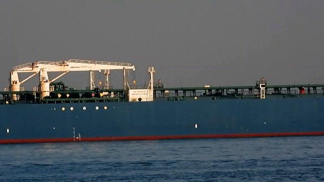 танкер в движении