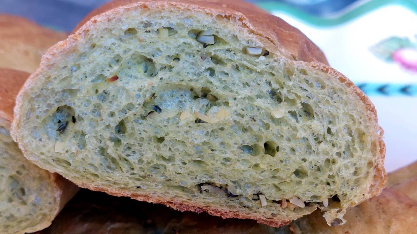 Батоны со шпинатной мукой и семечками тыквы.  Зелёный ароматный хлеб.
