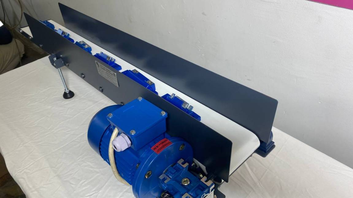 Мини-конвейер под станок для штампованных деталей. 0997