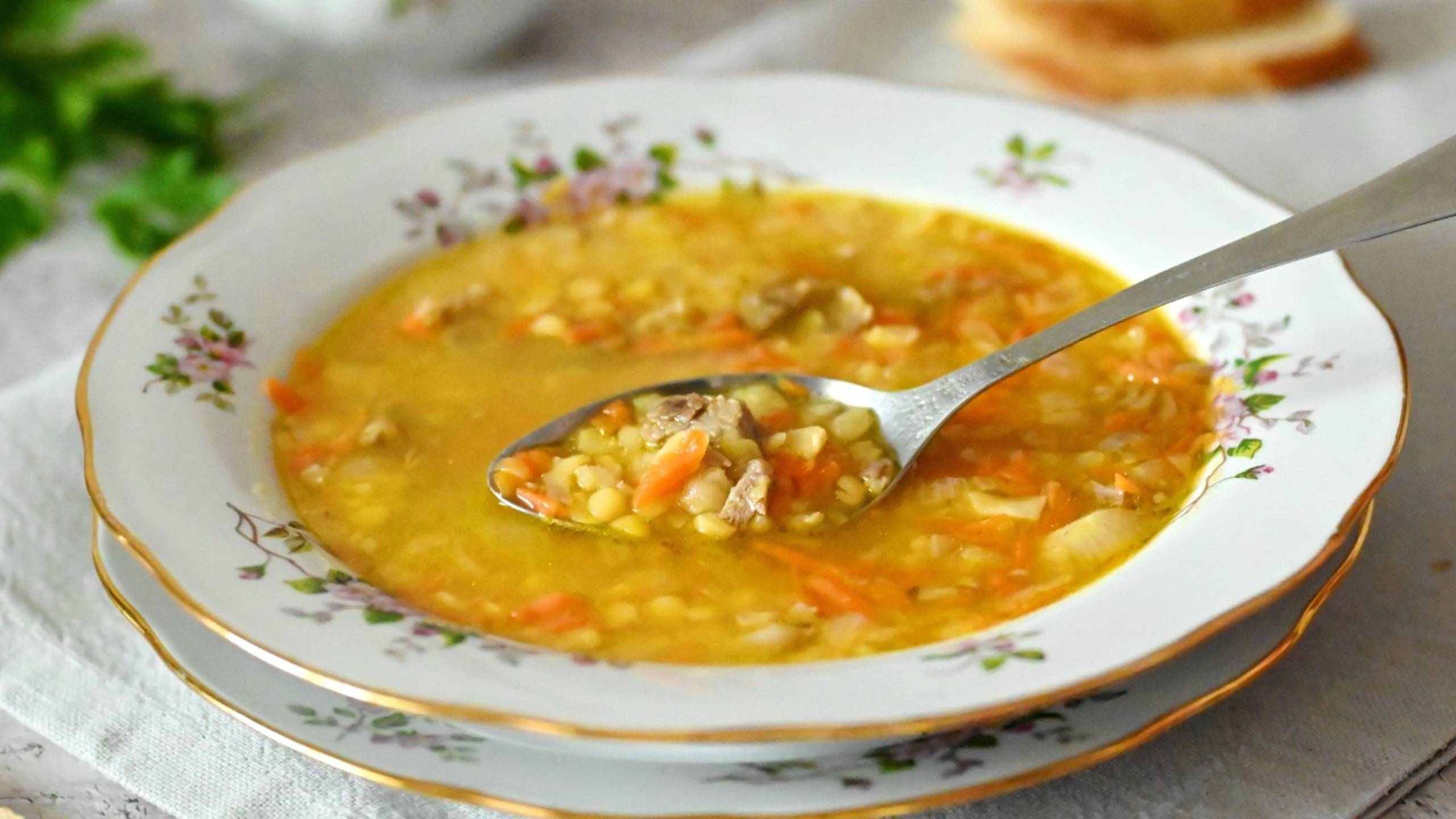 Гороховый суп на свиной кости — согревающий осенний обед, который любит каждый мясоед