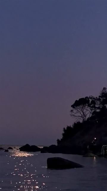 море, волны и луна