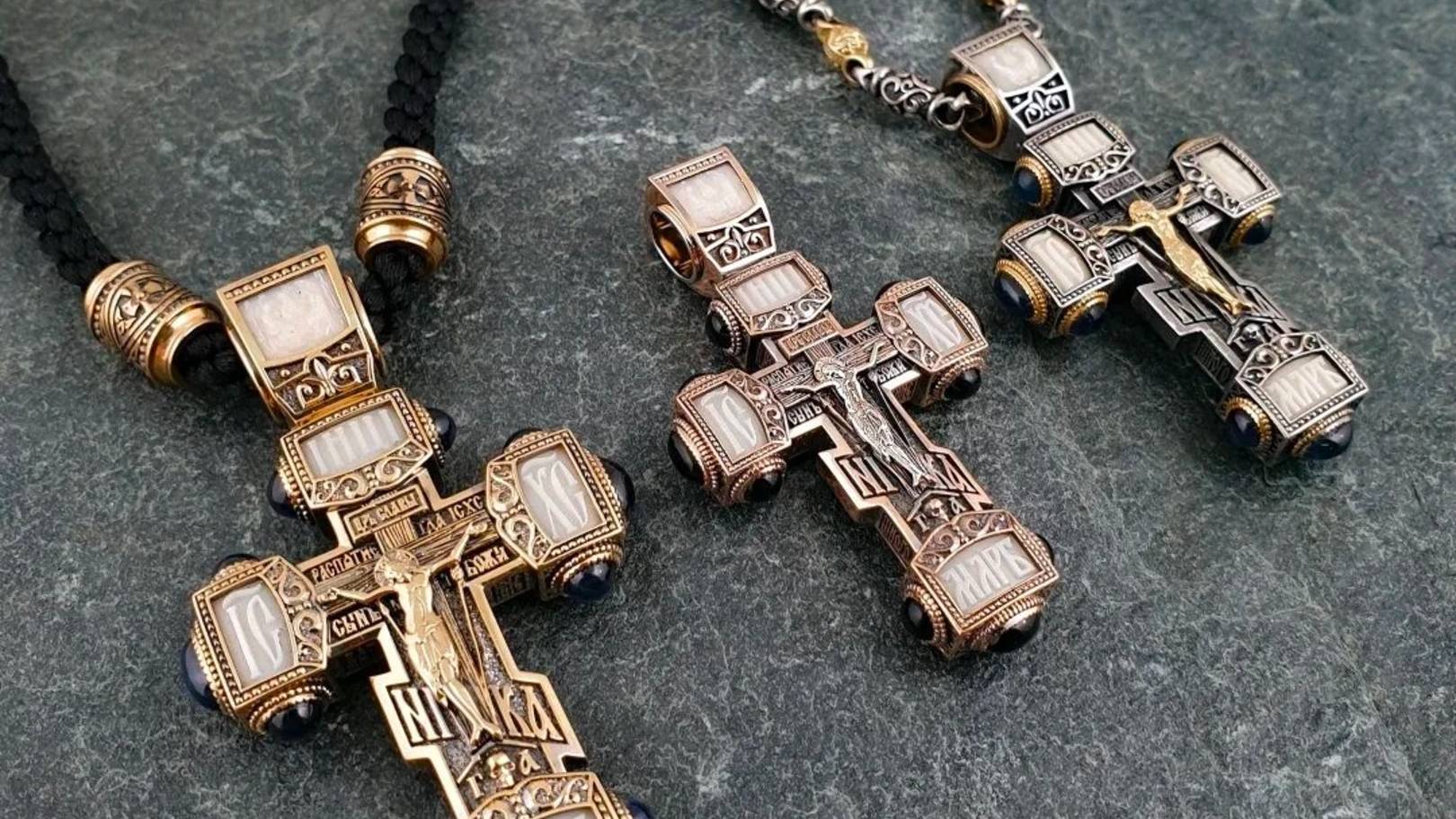 Нательный Византийский крест из белого золота с сапфирами и ВАШИМ ИМЕНЕМ