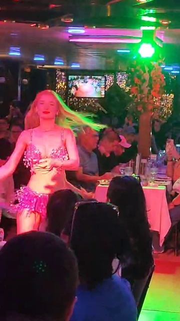 Зажигательный танец на борту в🚢